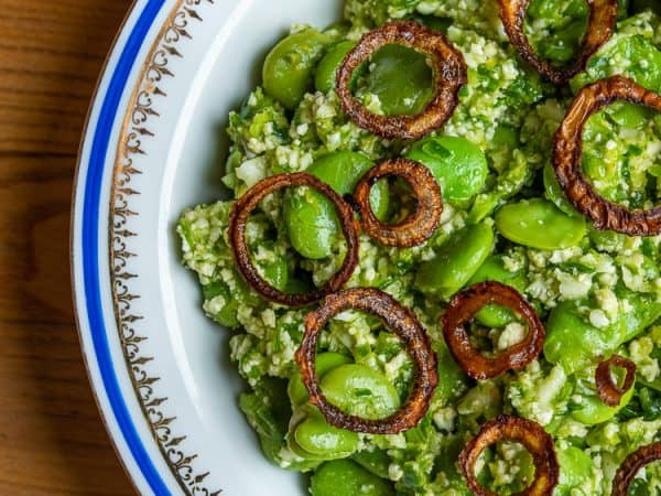 Chrupiący bób skąpany w dymkowym sosie i śniegu z kalafiora | Magiczny ...